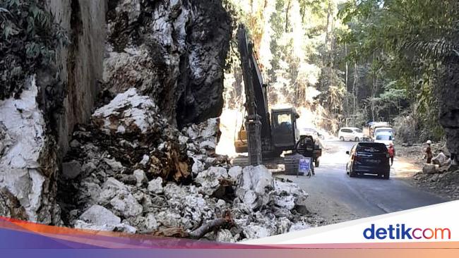 Jalan Poros Camba Maros Macet Total Malam Ini Imbas Longsoran Batu