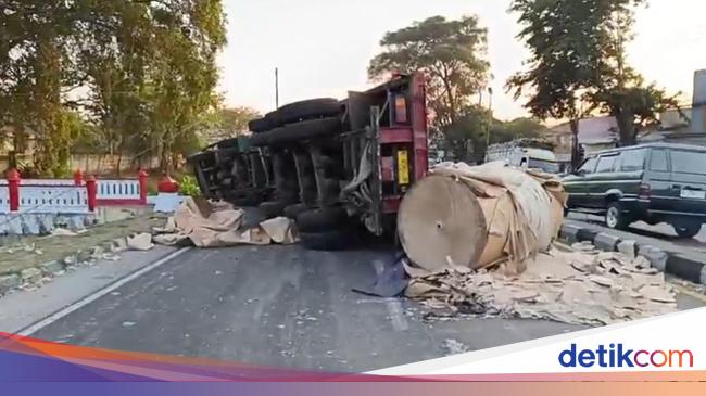Truk Terguling hingga Tutup Jalan di Purwodadi, Lalin Surabaya-Malang Macet