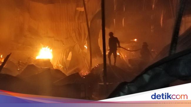 Kebakaran Gudang Kertas di Sidoarjo, 4 Rumah Warga Ikut Terbakar