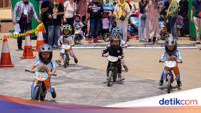 Serunya Lomba Balap Sepeda Dorong di Pekalongan Serunya Lomba Balap Sepeda Dorong di Pekalongan