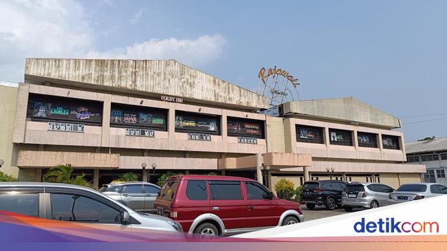 Legend! Bioskop Rajawali Purwokerto Pertahankan Lukisan Poster Film