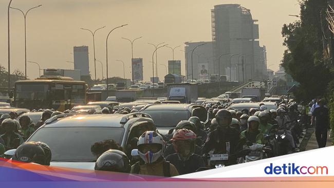 Ada Proyek Polder, Lalin Jl TB Simatupang Arah Pasar Rebo Macet Parah!