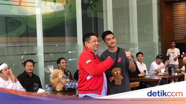 Kaesang Sambangi Rumah Relawan Jokowi di Bandung, Kader PSI Bertambah Kaesang Sambangi Rumah Relawan Jokowi di Bandung, Kader PSI Bertambah