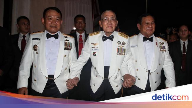 Potret Prabowo, Try Sutrisno dan Dudung Jalan Bergandengan