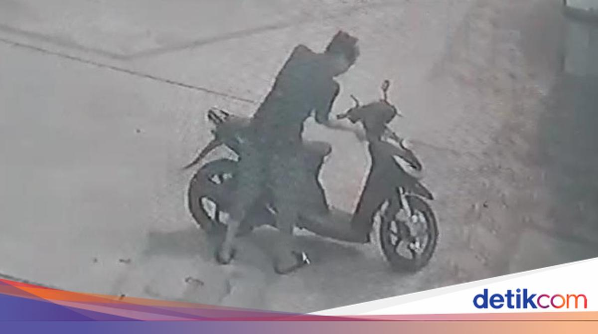 Maling Motor Jemaah Masjid di Jambi Terekam CCTV Ikut Salat Subuh