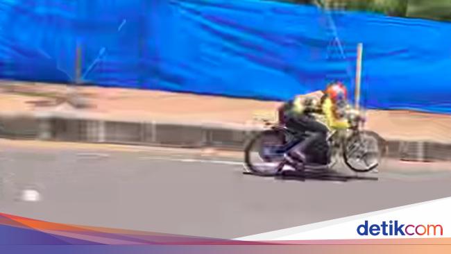 Pebalap MotoGP Raul Fernandez Asyik Nonton Drag Race di Bali