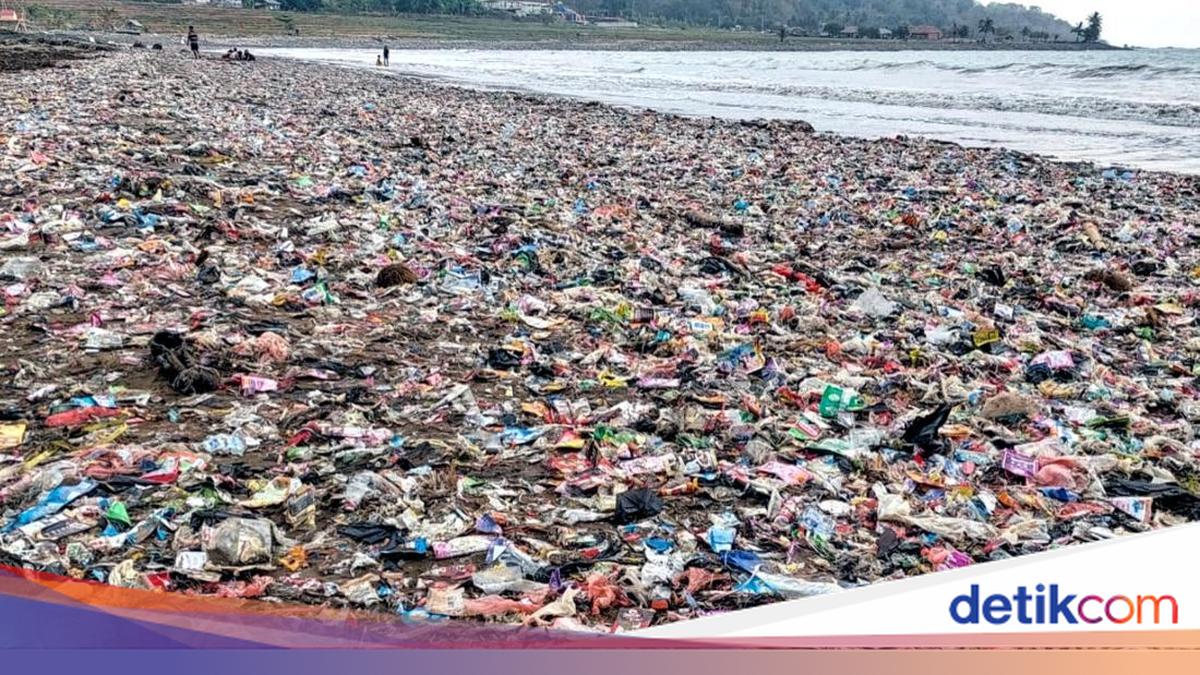 Pesisir Loji Sukabumi Kembali Dipenuhi Sampah Sehari Usai Dibersihkan