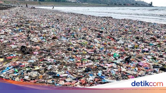 Pesisir Loji Sukabumi Kembali Dipenuhi Sampah Sehari Usai Dibersihkan
