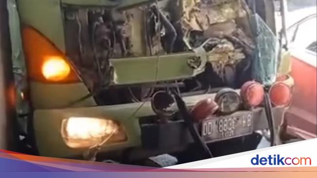 Kecelakaan Beruntun 2 Truk-1 Motor di Makassar, 2 Orang Dilarikan ke RS