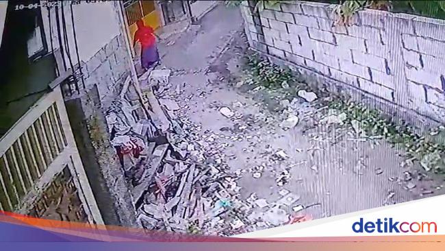 Masriah Berulah Lagi, Kini Buang Sampah di Depan Rumah Wiwik Sambil Joget Masriah Berulah Lagi, Kini Buang Sampah di Depan Rumah Wiwik Sambil Joget