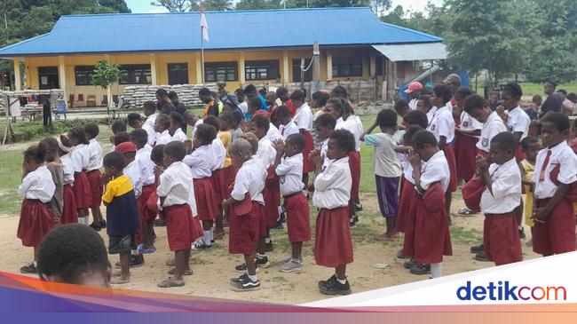 55 Guru-Siswa Dipulangkan 2 Tahun Pascaserangan KKB, Sekolah Kembali Dibuka