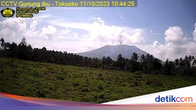 Gunung Ibu Kembali Erupsi, Warga Diimbau Waspada Hujan Abu