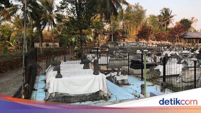 Kenapa Makam-makam di Gunungkidul Diselimuti Kain Putih?