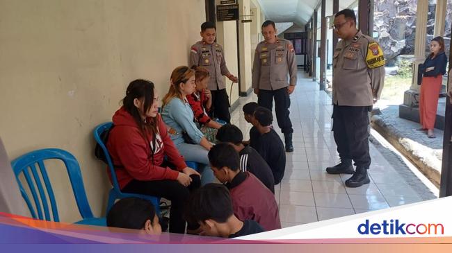 Saat 5 Gangster Surabaya Nangis Ketika Dijemput Ibu di Kantor Polisi