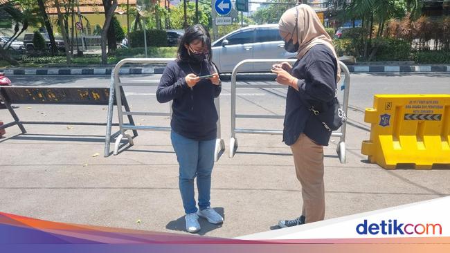 Momen Warga Surabaya Mengabadikan Hari Tanpa Bayangan