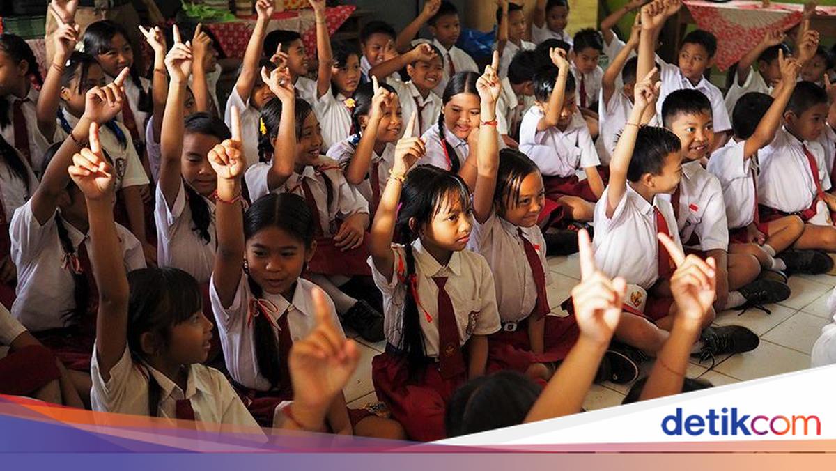 MK Putuskan Pendidikan Dasar di Sekolah Negeri dan Swasta Gratis!