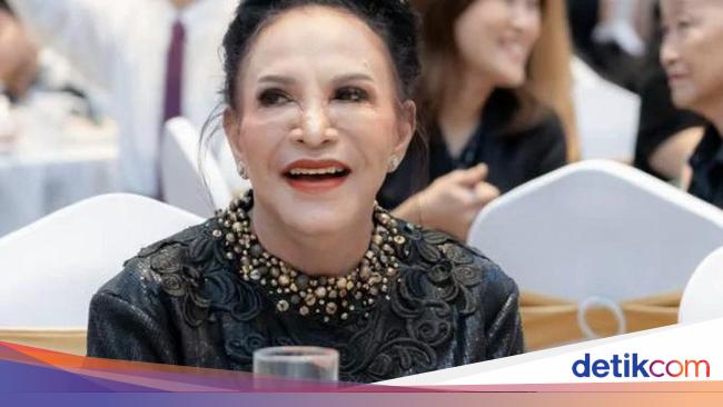 8 Foto Mpok Atiek Usai Lepas Silikon yang Nempel di Wajah Selama 20 Tahun