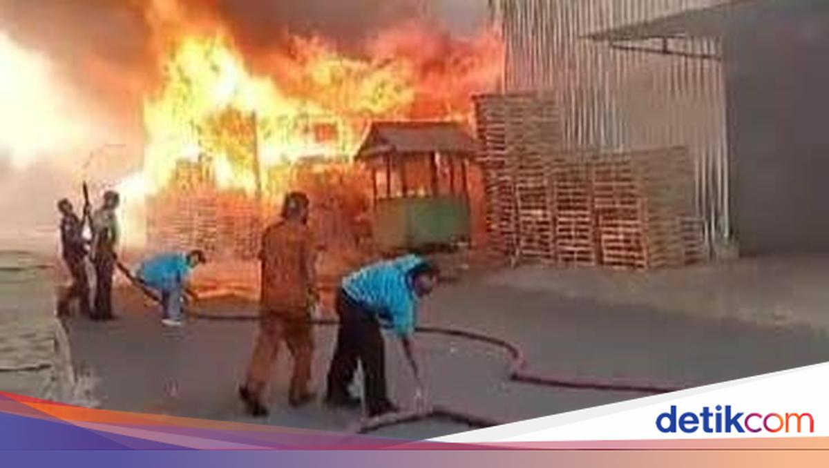 Pabrik Lantai Kayu di Jombang Terbakar