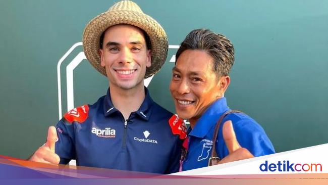 Hadiah Topi Khas Lombok dari Risman untuk Oliveira Jelang MotoGP Mandalika