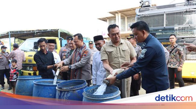 Warga Tedunan Jepara Alami Kekeringan, Polisi Bantu Salurkan Air Bersih