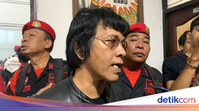 Sentilan Adian Napitupulu Sebut Projo Panik hingga Deklarasi Dukung Prabowo Sentilan Adian Napitupulu Sebut Projo Panik hingga Deklarasi Dukung Prabowo
