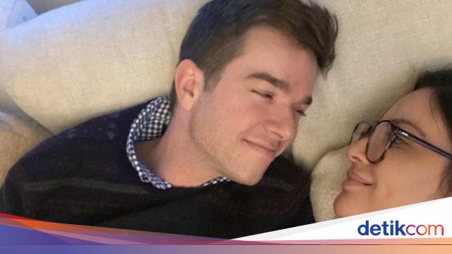 Kisah John Mulaney Tak Sengaja Nonton Film Erotis Bareng Ibu Olivia Munn