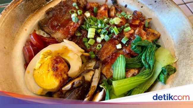 5 Restoran Ini Punya Menu Claypot Rice yang Enak dan Penuh Topping