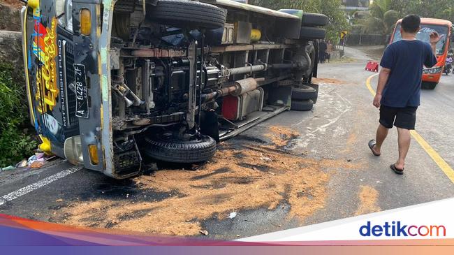 Truk Muatan Ayam Terguling di Jalan Jogja-Wonosari