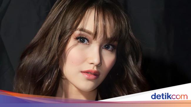 Di Balik Makeup Cantik Ayu Ting Ting Ada Wudhu yang Dijaga