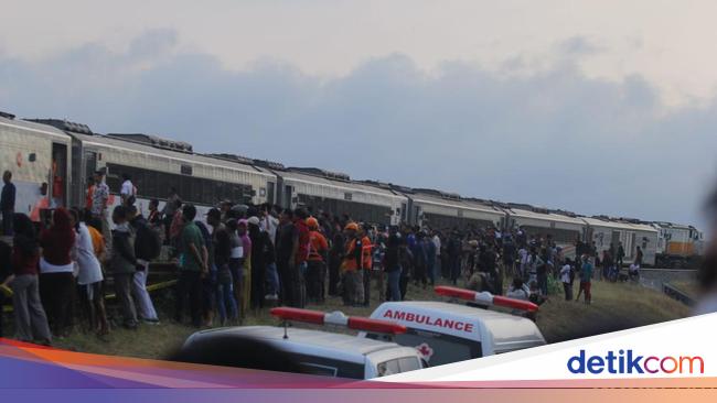 KA Argo Wilis yang Tabrak Argo Semeru Dievakuasi, 5 Gerbong Masih Terjebak KA Argo Wilis yang Tabrak Argo Semeru Dievakuasi, 5 Gerbong Masih Terjebak