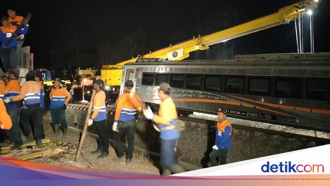 Evakuasi KA Argo Semeru Berlanjut Malam Ini, Alat Berat Dikerahkan