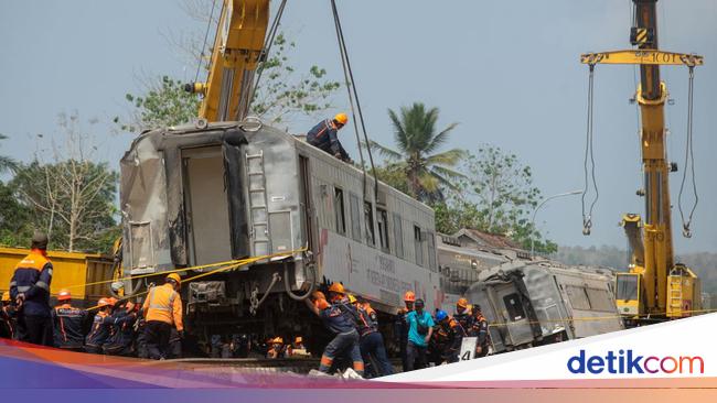 Terungkapnya Biang Kerok KA Argo Semeru Anjlok-Ekor Tertabrak Argo Wilis
