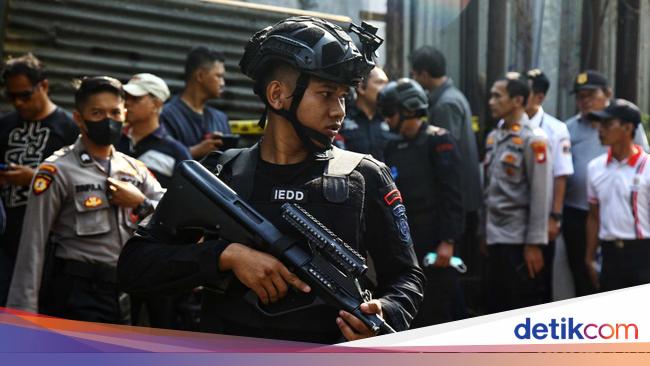 Gegana Sterilisasi TKP Ledakan Diduga Bom di Setiabudi Gegana Sterilisasi TKP Ledakan Diduga Bom di Setiabudi