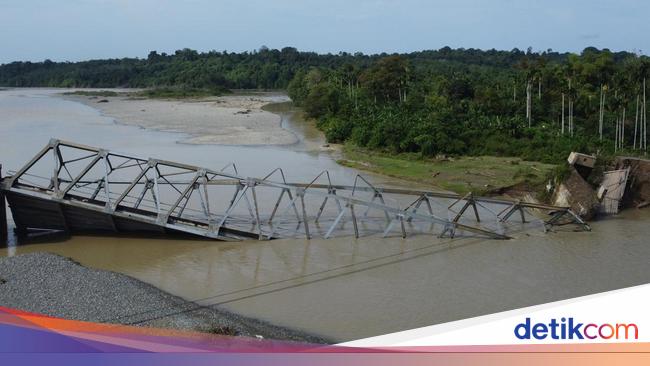 Jembatan Baja di Nagan Raya Aceh Ambruk