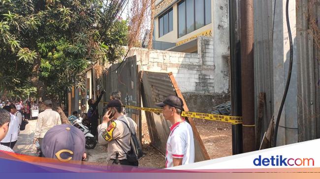 Diduga Bom Meledak saat Pekerja Gali Tanah, 1 Orang Tewas Diduga Bom Meledak saat Pekerja Gali Tanah, 1 Orang Tewas