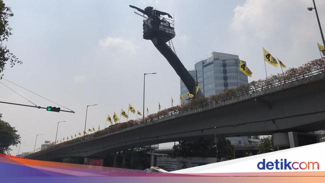 Melihat Para Petugas 'Melawan Gravitasi' Demi Bersihkan Patung Pancoran