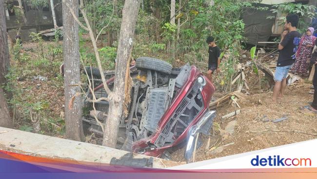 Brakk! Avanza Ringsek Usai Tabrak PJU-Pohon di Jalan Wonosari