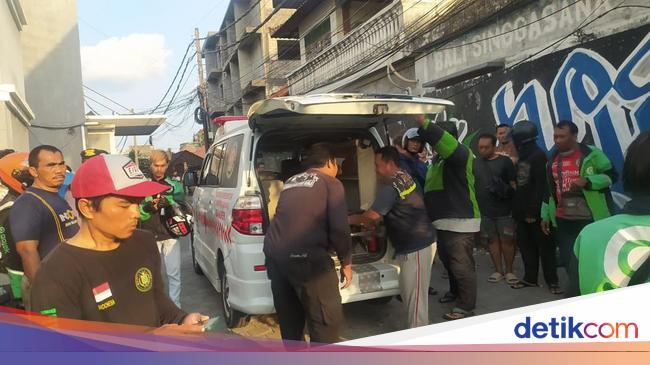Geger, Driver Ojol Tewas Duduk di Atas Motor Pertokoan Benoa Square