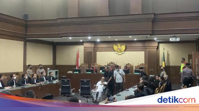 Pakai Kursi Roda, Lukas Enembe Jalani Sidang Vonis Kasus Suap-Gratifikasi