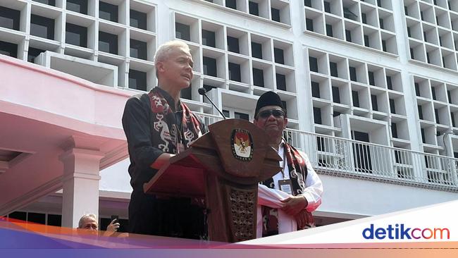 Mahfud Pakai Kemeja Putih saat Gagal Jadi Cawapres Jokowi ke KPU