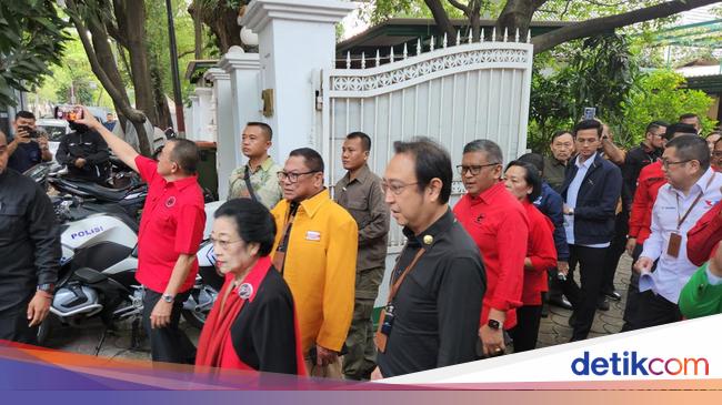 Megawati Bareng Pimpinan Parpol Pengusung Ganjar-Mahfud Naik Bus Menuju KPU