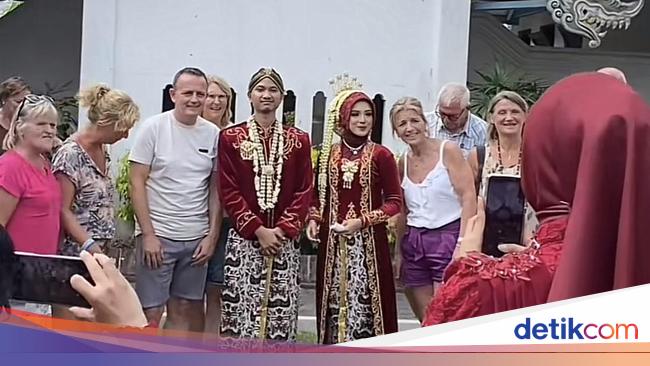 Kocak! Dikira Tempat Wisata, Resepsi Pernikahan Adat Jogja Diserbu Bule ...