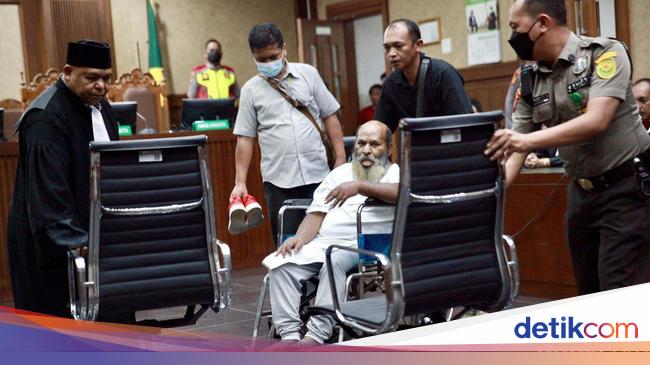 Pakai Kursi Roda, Lukas Enembe Jalani Sidang Vonis