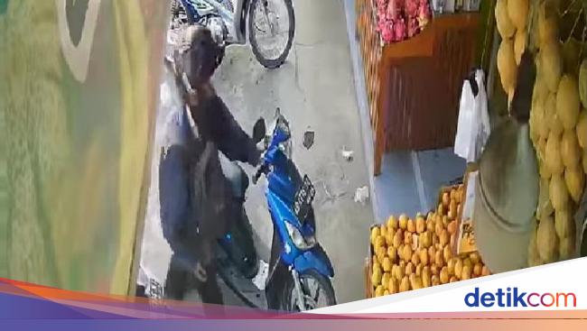 Pengutil HP di Dashboard Motor Emak-emak di Klaten Terekam CCTV