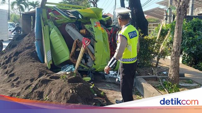 Truk Angkut Pasir Terguling-Ringsek Seusai Tabrak Pohon di Sunset Road