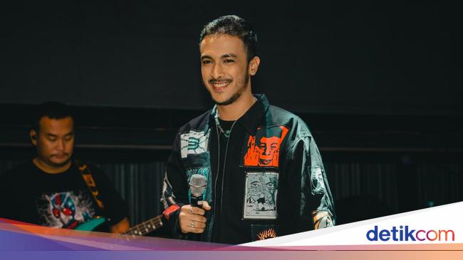 Aziz Hedra Full Senyum Bisa Nongol di IG Ariana Grande