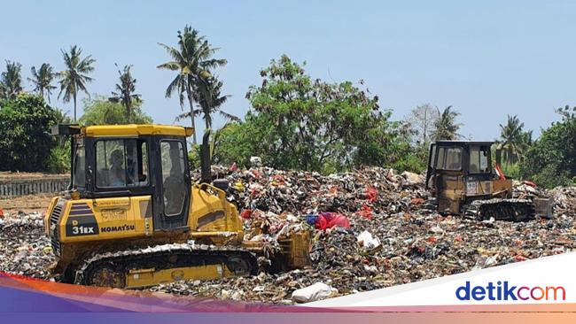 2 Buldozer Dikerahkan untuk Kelola Sampah di Lahan Eks Galian C Kelating