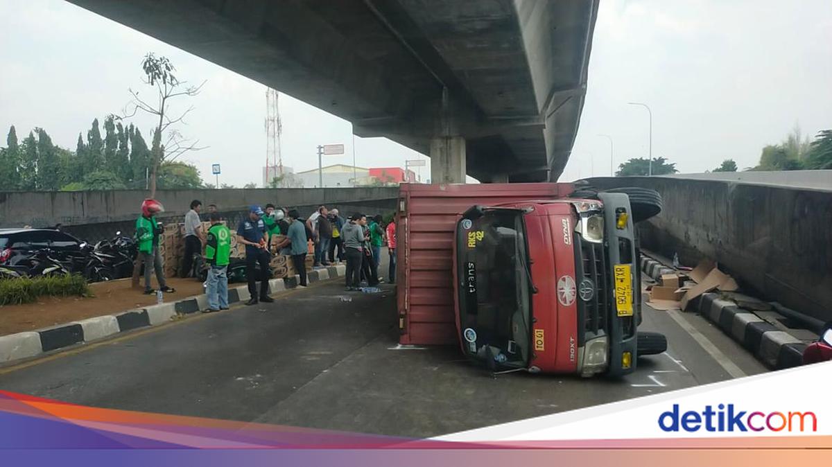 Mobil Boks Terbalik Usai Hindari Tabrakan di Bogor, 2 Orang Terluka