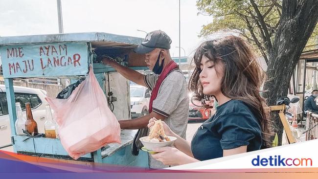 Doyan Makan! Ini Keseruan Angela Lee Santap Mie Ayam hingga Seafood