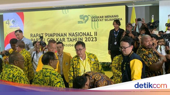 Gibran Cium Tangan Tokoh Senior Golkar Usai Diusulkan Jadi Cawapres Prabowo